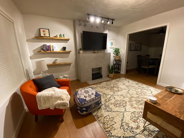 Cozy 2 Bedroom Close To Whyte Ave And University. - Edmonton