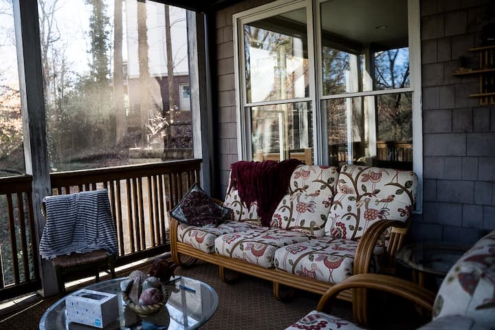Cozy Creekside Apartment With Views And Porch - Brookhaven, GA