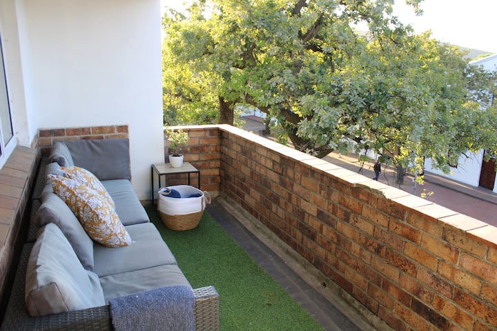Spacious Apartment In Prime Dorp Street - Stellenbosch