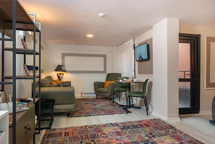 Deluxe Suite With Balcony And Courtyard View - Istanbul