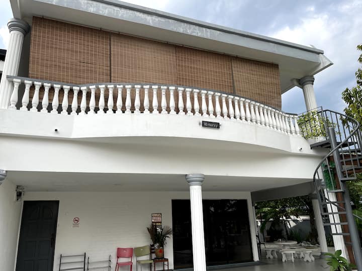 Entire Linked House 4bd+bath+aircon - Kuala Lumpur