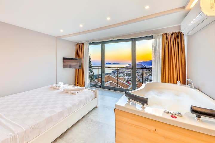 Havuzlu ,Bahçeli, Full Deniz Manzaralı 3+1 Villa - Kalkan