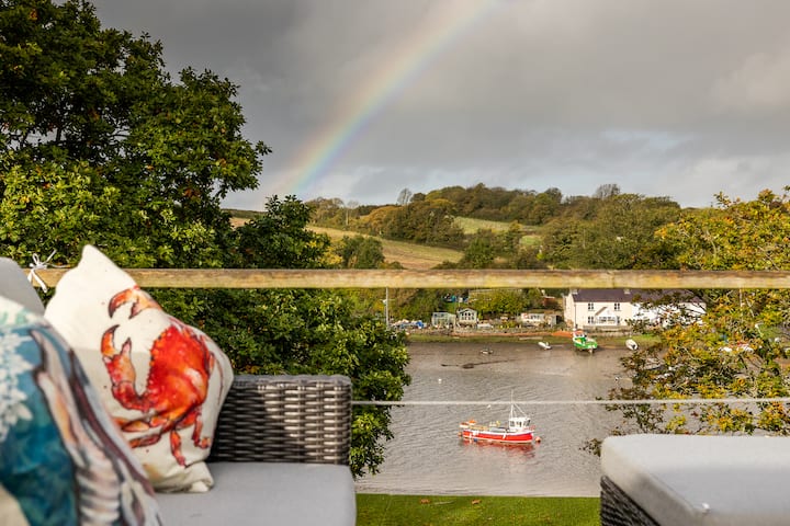 Chalon -A Quirky Hideaway On The River For 2 - Cardigan