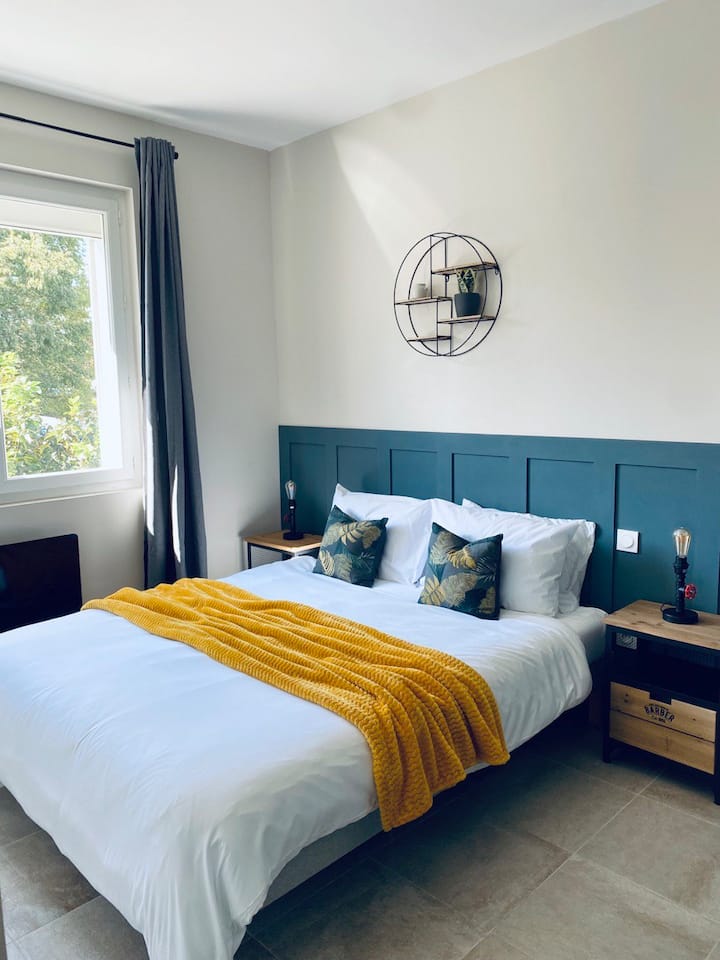 Industrial 1 Bedroom Apartment W/ Patio & Parking - Montpellier