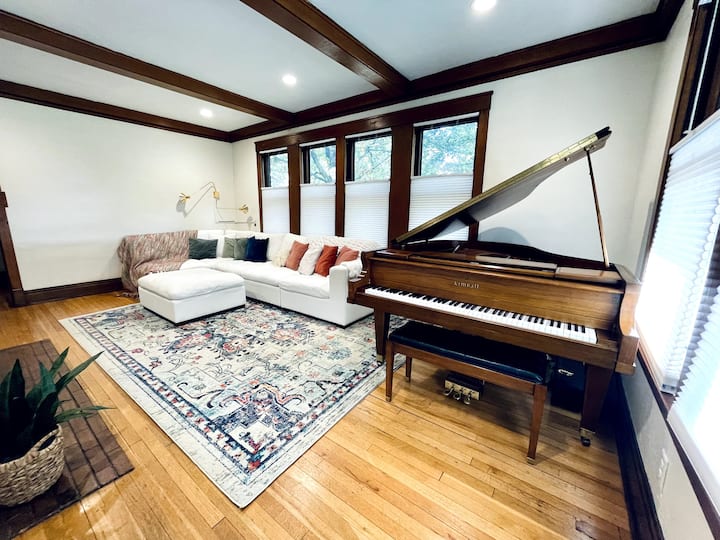 Downtown Renovated Beauty - Des Moines, IA