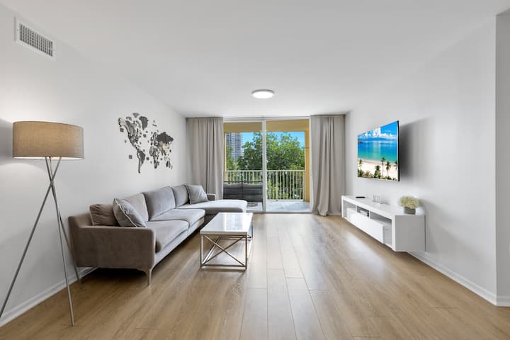Modern Spacious 2 Bed In Aventura/ Free Parking - Aventura, FL