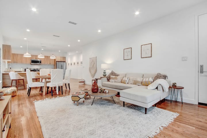 Dream Remodeled By The La Grove & Farmers Market - Beverly Hills, CA