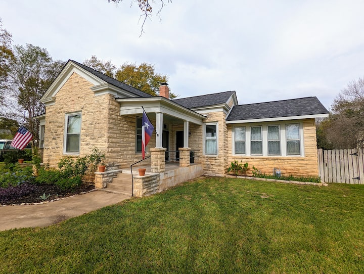 Updated 1880 Bungalow (2bd) By Georgetown's Square - Georgetown, TX