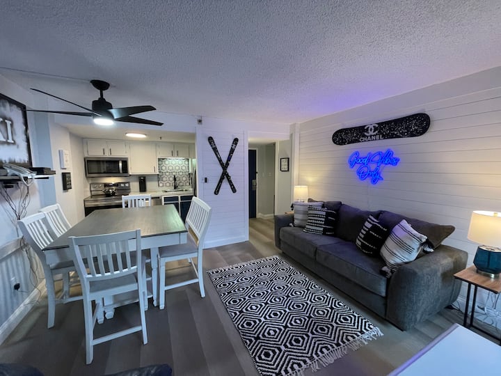 Silver Creek, Renovated 2br, Sleeps 8 W/pools! - Snowshoe, WV