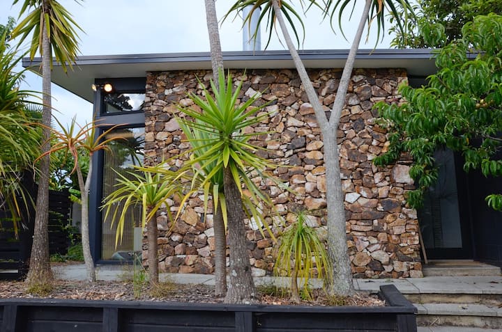 Fabulous Retro Styled Private Beach House. - Waiheke Island