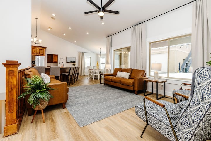 Mountain View W/ Hot Tub Sleeps 8+ Quiet Neighbors - Logan, UT