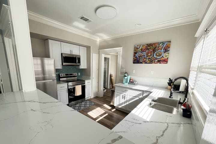 Renovated ~Hot Tub ~Close To Beach ~ Putting Green - Gulfport, MS