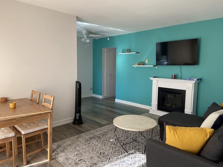 Charming 1 Bed Condo W/ Fireplace And Balcony! - 聖地亞哥, CA