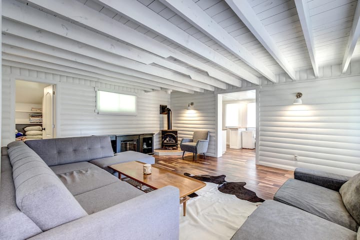 Newly Built, 1 Acre Sleeps 6 - Kawartha Lakes
