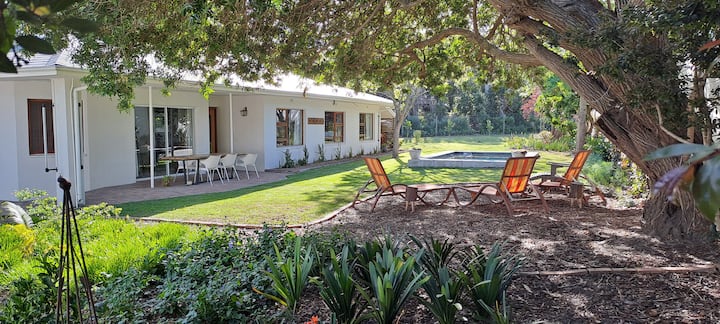 3-bedroom Home With Large Garden And Pool - Somerset West