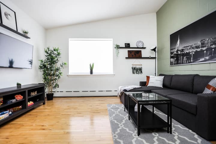 Charming Condo W/parking Near Downtown & The Forks - Winnipeg