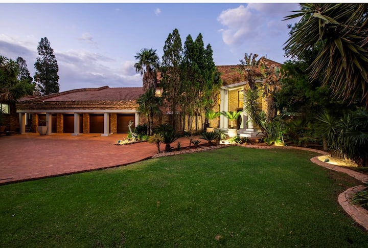 Beautiful Hill Top House With Pool And 5 Bedroom - Johannesburg South