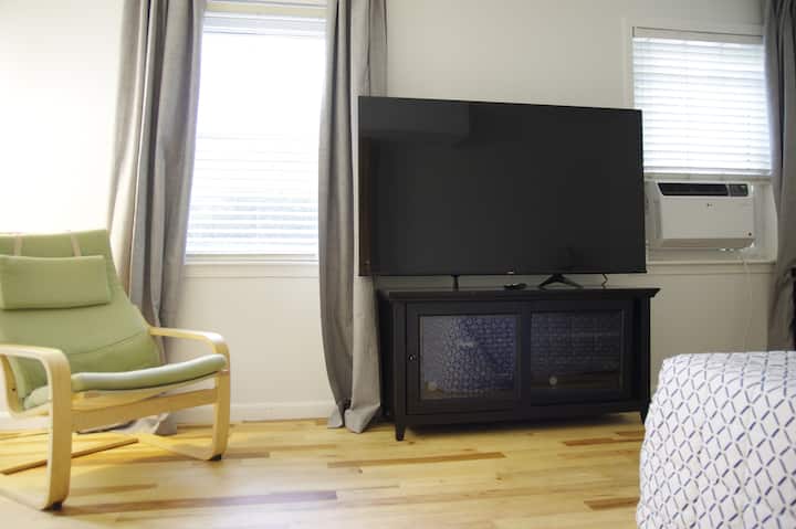 Townhouse Studio With Fridge And Microwave - Birmingham, AL