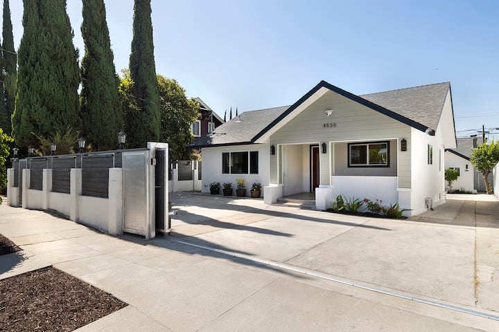 Gorgeous 4bd/4.5bth Hollywood Bungalow! - Los Angeles, CA