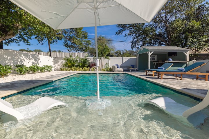 Trendy 7 Bedroom Home | Private Heated Pool - Tampa, FL