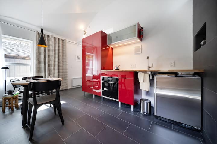 Adorable 1 Bedroom Guesthouse With Patio - Vancouver