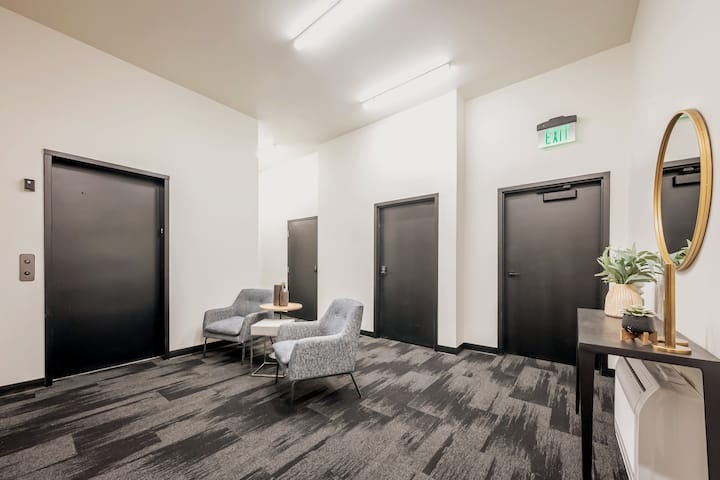 Modern ~ Above Starbucks ~ Downtown ~ Fast Wifi - Utah