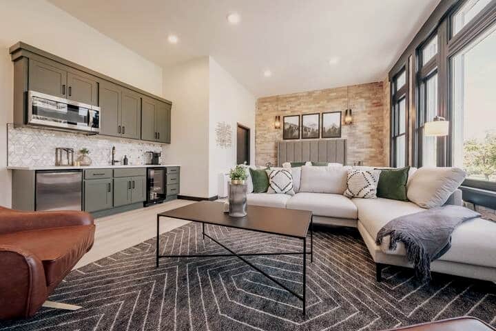 Luxury Suite 4 ~ Above Starbucks ~ Main St View - Logan, UT
