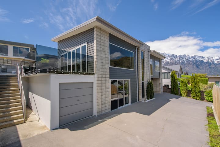 Moana View - Spacious Home, 2 Lounges, Great Views - Queenstown
