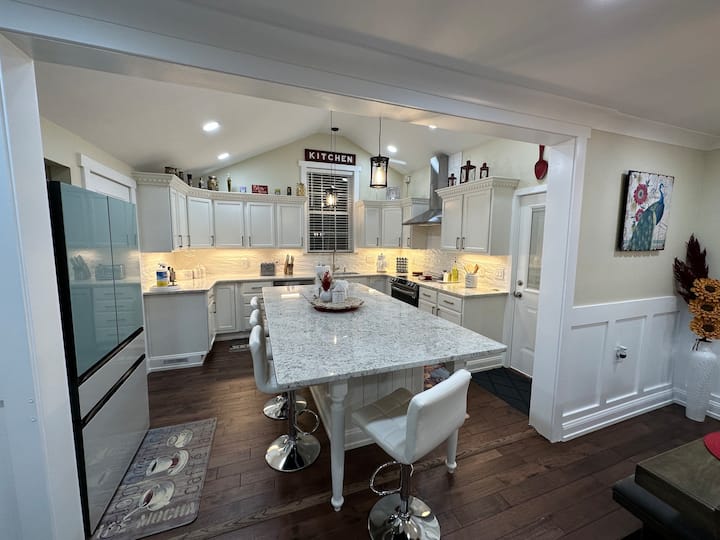 Spacious Updated 4 Bedroom On Greenway - Charlotte, NC
