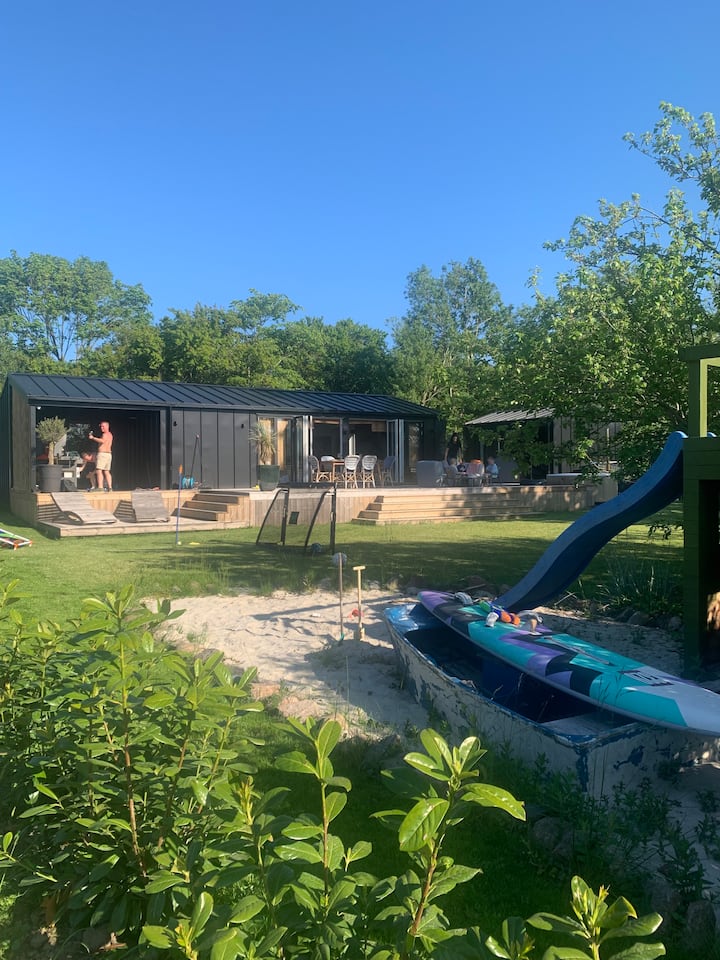 Stilrent Og Moderne Nyt Sommerhus Med Vildmarksbad - Denmark