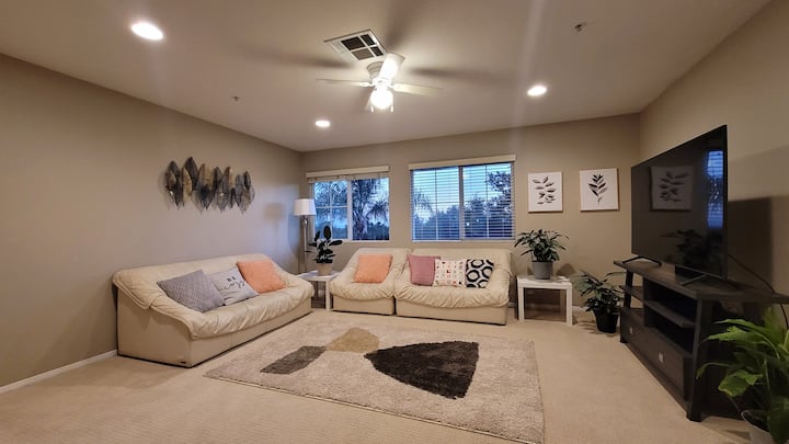 Golf View House, Lft Mountain View King Bed Room#4 - Fontana, CA