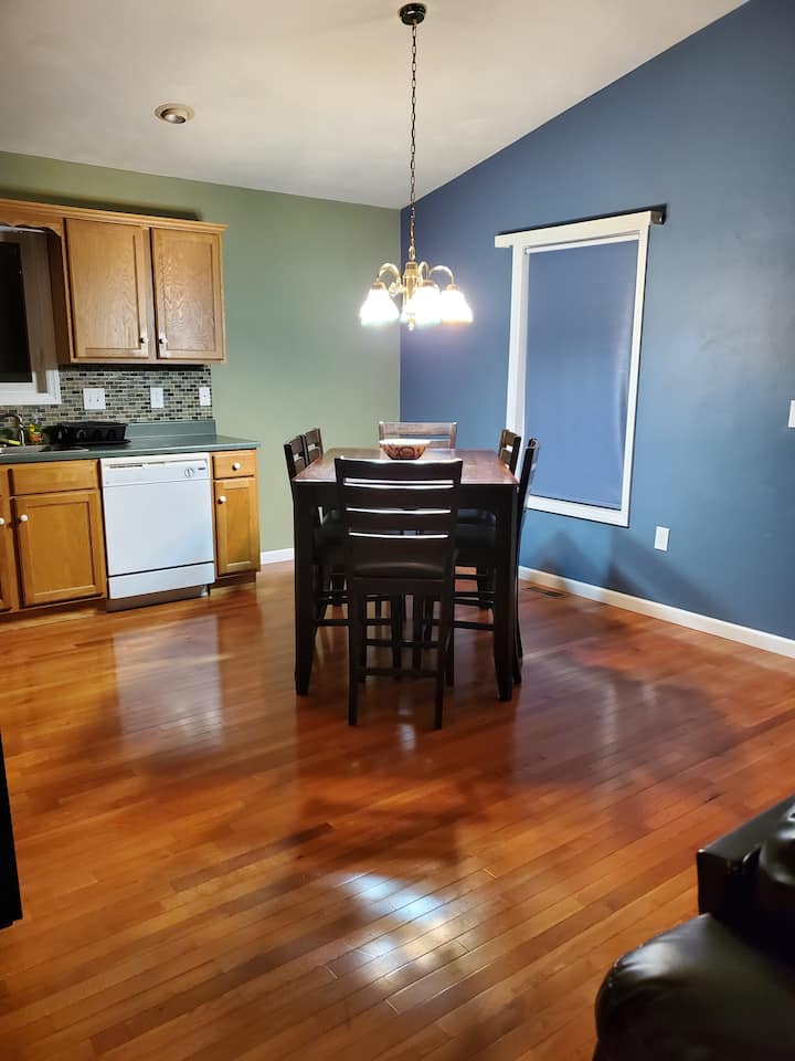 Well Maintained 3 Bed 2 Bath Upper Unit In Duplex - Roanoke, VA