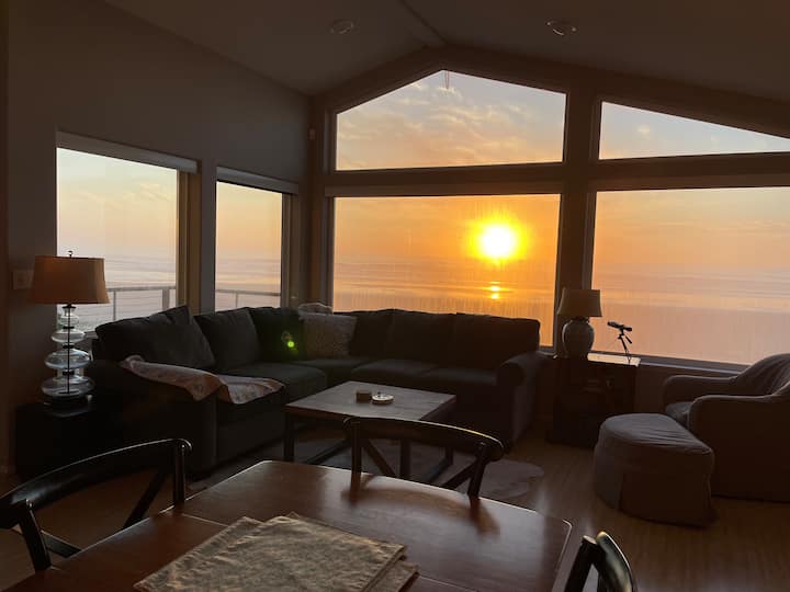Tranquil Beach Front Home With Hot Tub - Waldport, OR