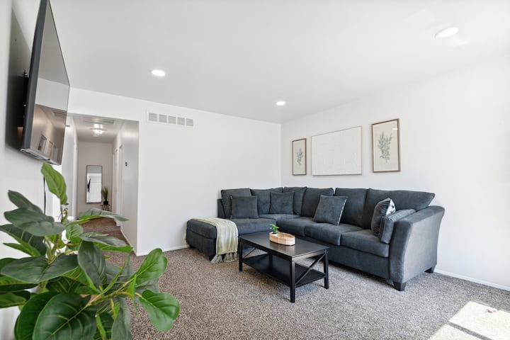 Urban Retreat Close To Detroit, Royal Oak & Troy - Roseville, MI