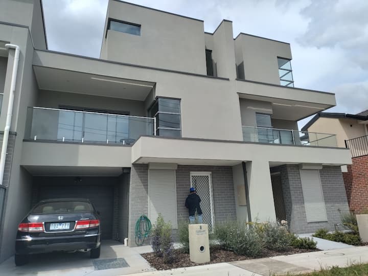 U2 Art Deco Modern New 3 Storey Townhouse Sleep 9 - St Albans