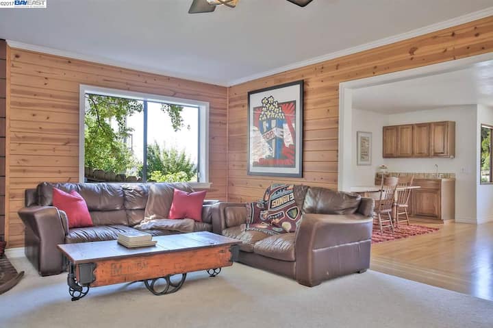 Private Room Of A Single Family House - Castro Valley, CA