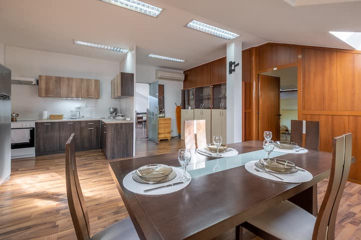 Arc's Spacious 3 Bedroom Apartment - Aéroport de Sofia (SOF)