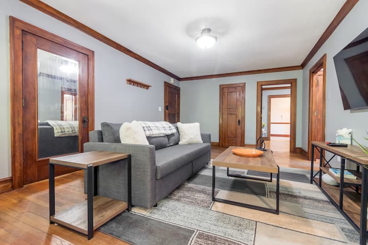 Doty-3: Lovely Large Studio Apartment With Parking - Madison