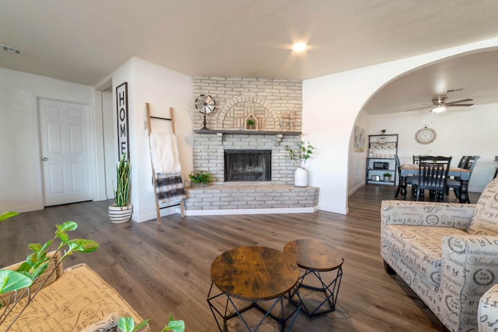 Elegant Farmhouse W/ 2 Master Suites! - Bullhead City, AZ
