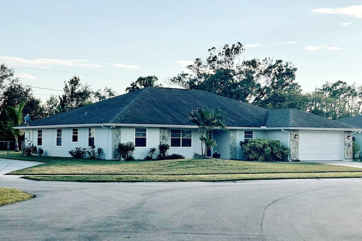 Beaches, Rockets, Nature Trails 4 Bed Home Base - Palm Bay