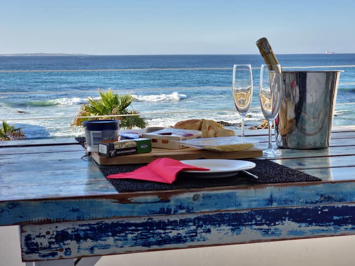 Spacious Sea View Lookout Over The Promenade - Camps Bay