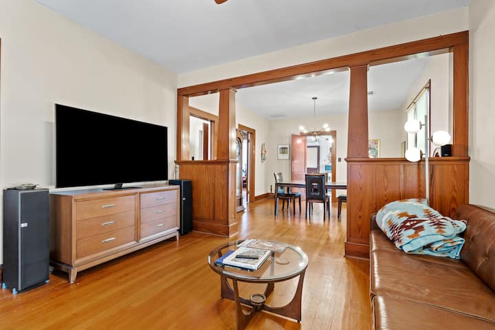 The O Place - Porch, Yard, & King Bed -