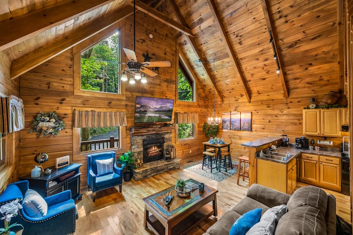 Private Real Log Cabin Hot Tub Fireplace Arcade - Gatlinburg, TN