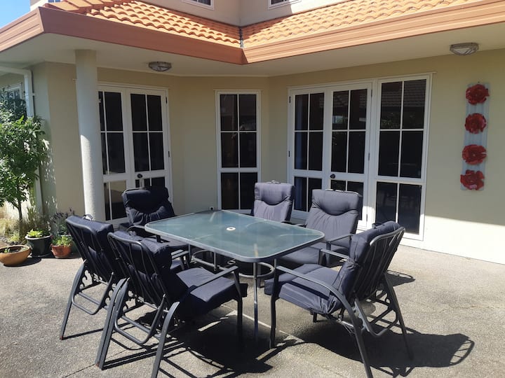Entire Home Near Bayfair - Papamoa