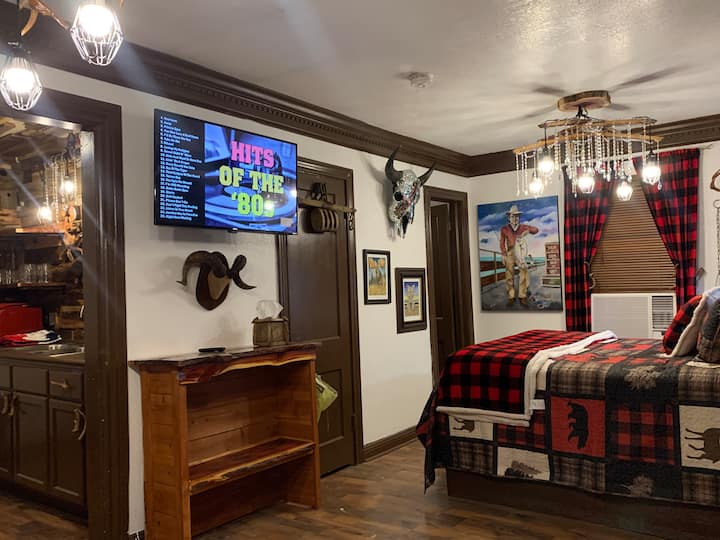 Lbk Lodge… A Rustic Charming Cottage! - Lubbock, TX