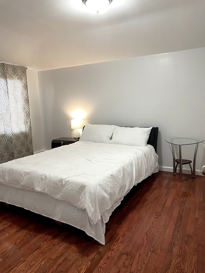 Lovely 3 Bedroom Suite With Free Parking - Great Neck, NY