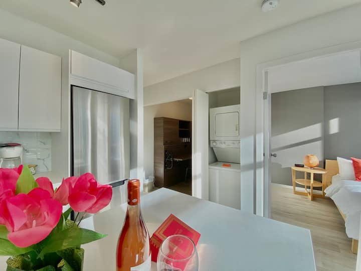 Brand New 1b1b At Stanley Park - Vancouver