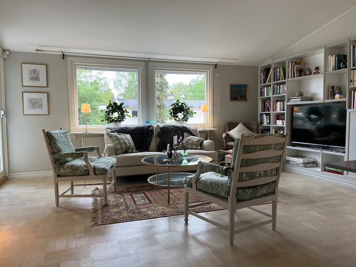 Charmigt Radhus I Lugnt Område - Järfälla