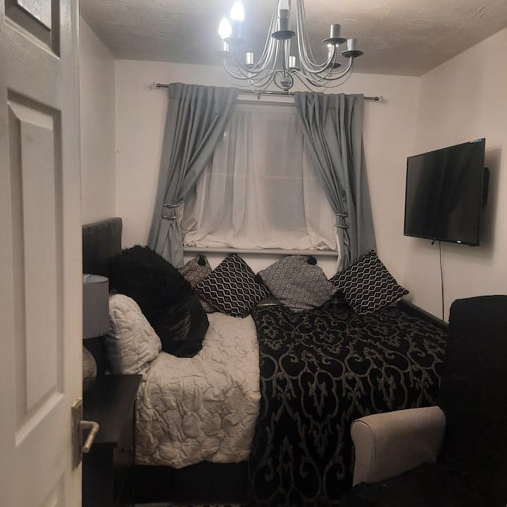 Close To Amenities. Short To Walk To Main Station - Ilford