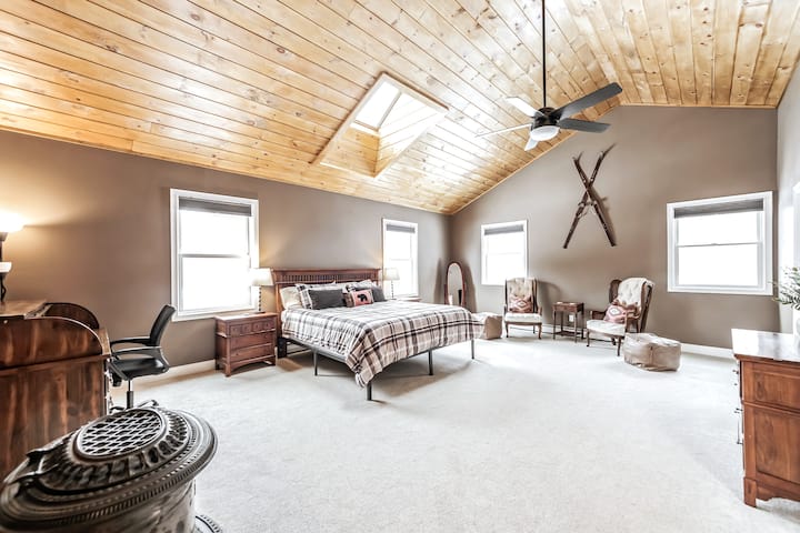 Bigbear Lodge: Mt. Sunapee / Hot Tub / Firepit - New London, NH